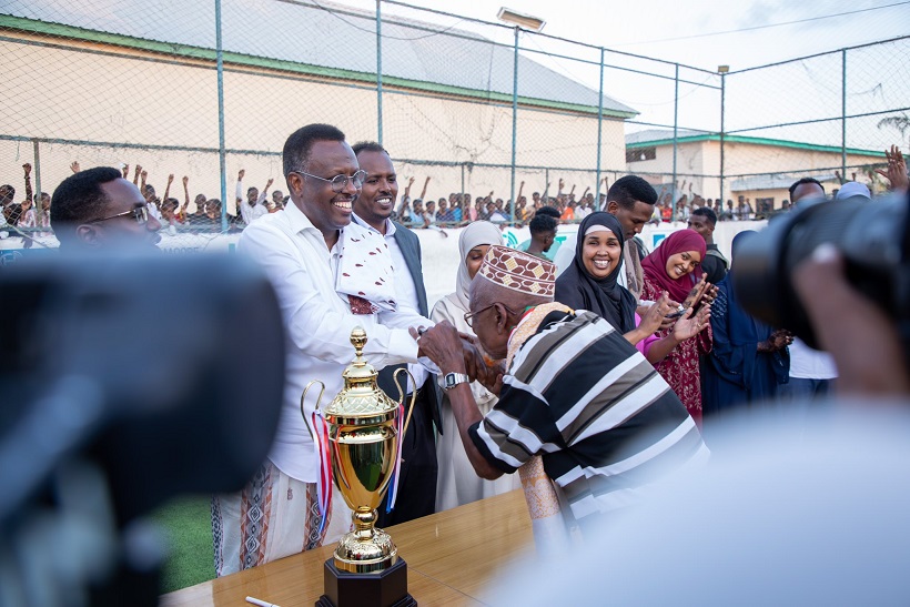 Wasiirka Caddaaladda oo socod ku maray waddada dheer ee Dayniile ...
