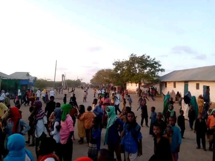 Diyaarado waraaqo digniin ah ku daadiyay Degmada Jamaame - Universal ...